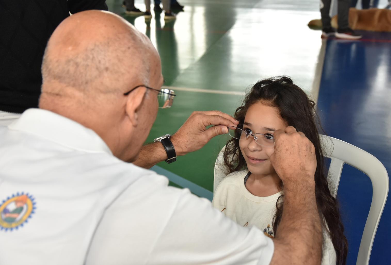 Educando com Visão entrega 330 óculos para alunos das escolas ...
